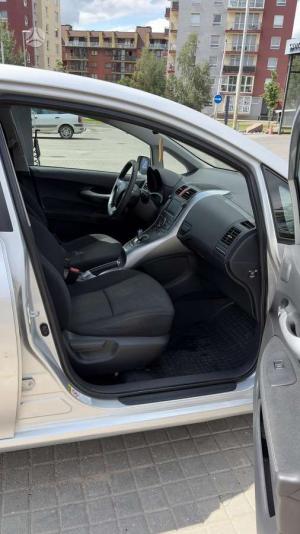 Grey Toyota Auris 2011 in Vilnius, with an engine capacity of 1.80 L and mileage of 201 thousand km for 5200 €, photo 19 on AUTOMOTO.COM.LV