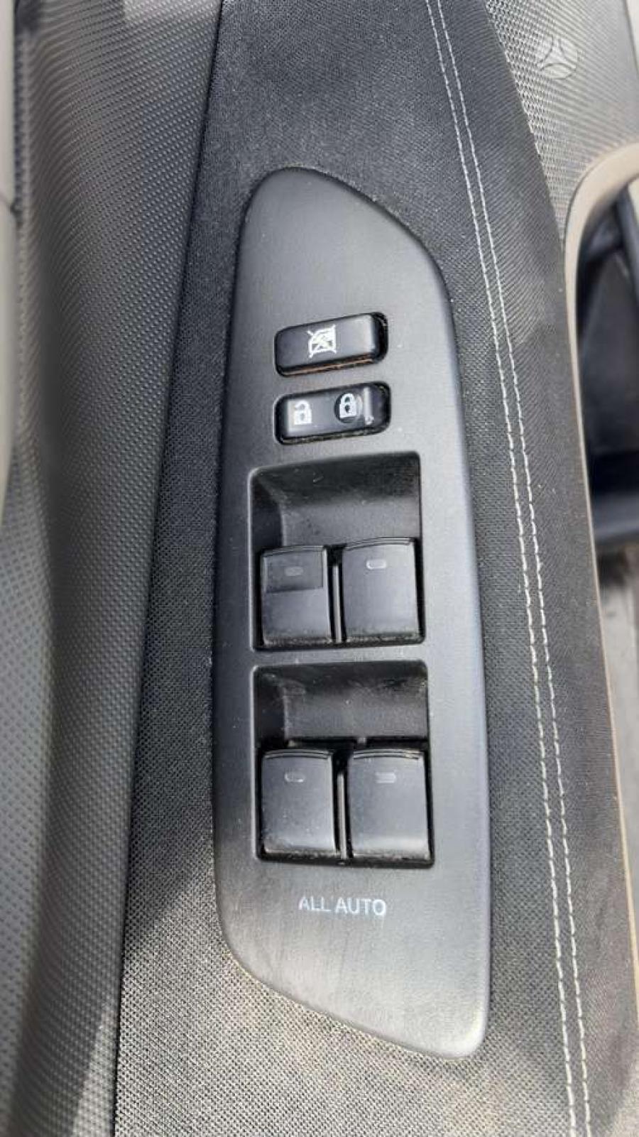 Grey Toyota Auris 2011 in Vilnius, with an engine capacity of 1.80 L and mileage of 201 thousand km for 5200 €, photo 24 on AUTOMOTO.COM.LV