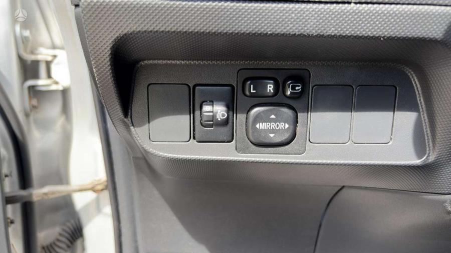 Grey Toyota Auris 2011 in Vilnius, with an engine capacity of 1.80 L and mileage of 201 thousand km for 5200 €, photo 25 on AUTOMOTO.COM.LV