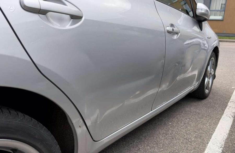 Grey Toyota Auris 2011 in Vilnius, with an engine capacity of 1.80 L and mileage of 201 thousand km for 5200 €, photo 35 on AUTOMOTO.COM.LV