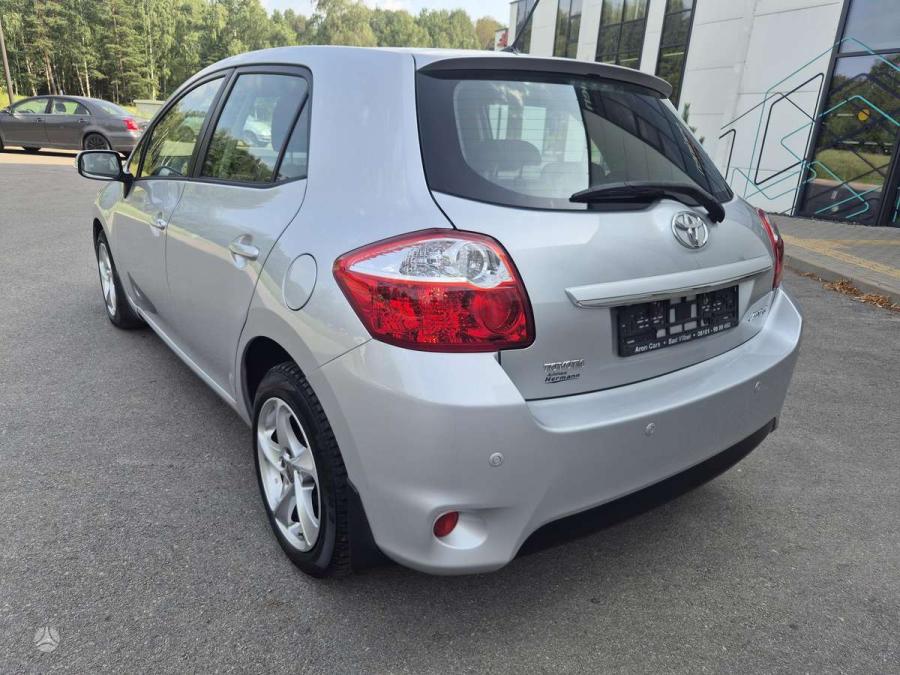 Pelēks Toyota Auris 2011 Kauņa, ar dzinēja tilpumu 2.00 L un nobraukumu 245 tūkst. km par 3900 €, foto 5 vietnē AUTOMOTO.COM.LV