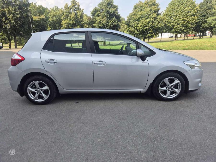 Pelēks Toyota Auris 2011 Kauņa, ar dzinēja tilpumu 2.00 L un nobraukumu 245 tūkst. km par 3900 €, foto 8 vietnē AUTOMOTO.COM.LV