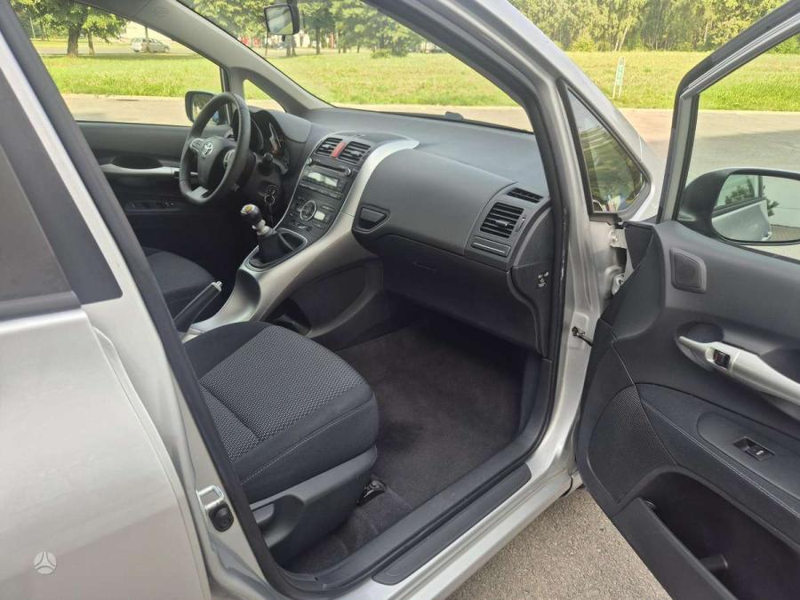 Pelēks Toyota Auris 2011 Kauņa, ar dzinēja tilpumu 2.00 L un nobraukumu 245 tūkst. km par 3900 €, foto 10 vietnē AUTOMOTO.COM.LV