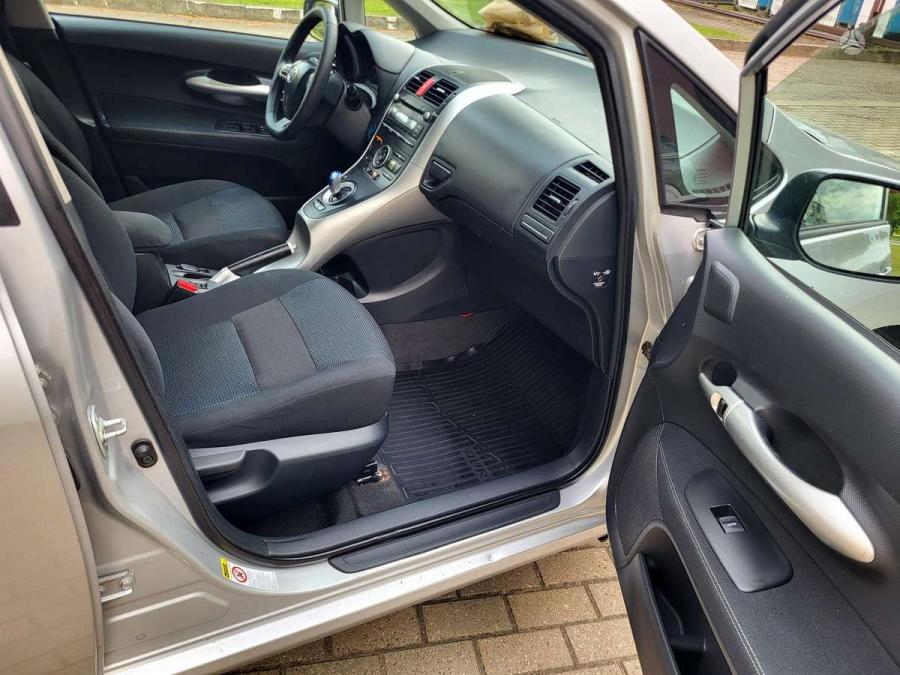 Pelēks Toyota Auris 2011 Šauļi, ar dzinēja tilpumu 1.80 L un nobraukumu 395 tūkst. km par 4990 €, foto 21 vietnē AUTOMOTO.COM.LV