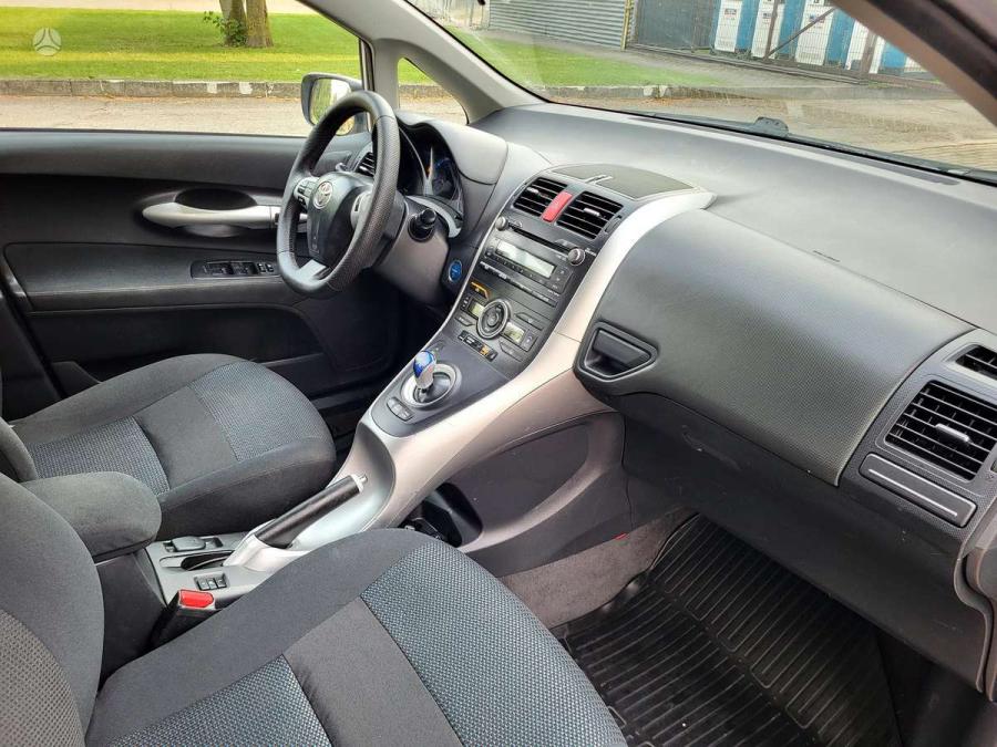 Pelēks Toyota Auris 2011 Šauļi, ar dzinēja tilpumu 1.80 L un nobraukumu 395 tūkst. km par 4990 €, foto 24 vietnē AUTOMOTO.COM.LV