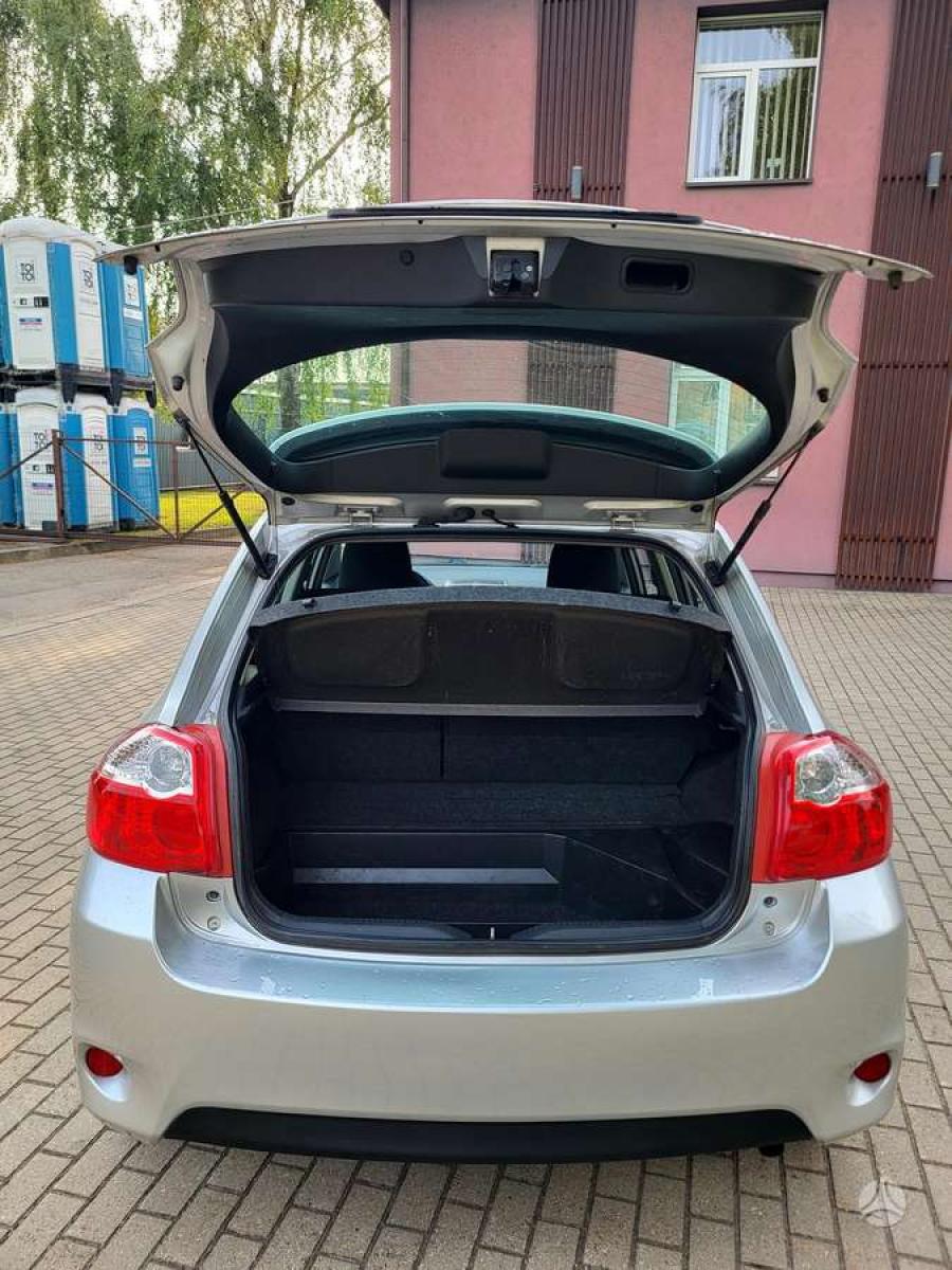 Pelēks Toyota Auris 2011 Šauļi, ar dzinēja tilpumu 1.80 L un nobraukumu 395 tūkst. km par 4990 €, foto 27 vietnē AUTOMOTO.COM.LV