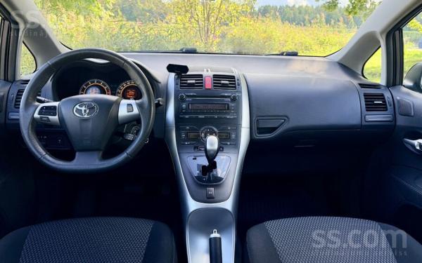 Pelēks Toyota Auris 2011 Jūrmala, ar dzinēja tilpumu 1.60 L un nobraukumu 116 tūkst. km par 5500 €, foto 9 vietnē AUTOMOTO.COM.LV