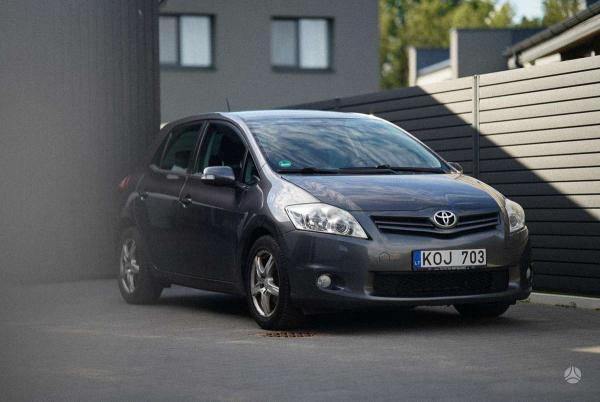 Toyota Auris 2011 Kauņa vietnē Pelēks Toyota Auris 2011 Kauņa, ar dzinēja tilpumu 1.36 L un nobraukumu 245 tūkst. km par 2200 €, foto 1 vietnē AUTOMOTO.COM.LV