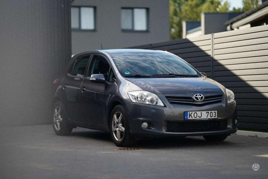 Pelēks Toyota Auris 2011 Kauņa, ar dzinēja tilpumu 1.36 L un nobraukumu 245 tūkst. km par 2200 €, foto 1 vietnē AUTOMOTO.COM.LV