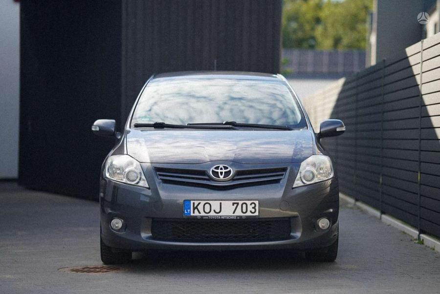 Pelēks Toyota Auris 2011 Kauņa, ar dzinēja tilpumu 1.36 L un nobraukumu 245 tūkst. km par 2200 €, foto 3 vietnē AUTOMOTO.COM.LV