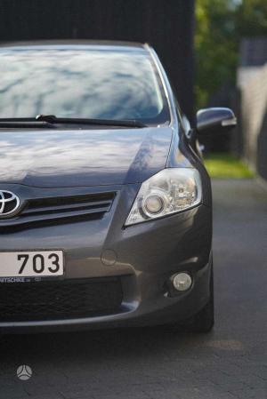 Pelēks Toyota Auris 2011 Kauņa, ar dzinēja tilpumu 1.36 L un nobraukumu 245 tūkst. km par 2200 €, foto 4 vietnē AUTOMOTO.COM.LV