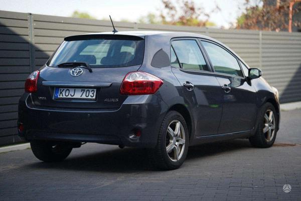 Toyota Auris 2011 Kauņa vietnē Pelēks Toyota Auris 2011 Kauņa, ar dzinēja tilpumu 1.36 L un nobraukumu 245 tūkst. km par 2200 €, foto 5 vietnē AUTOMOTO.COM.LV