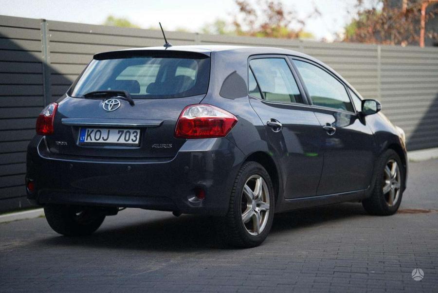 Pelēks Toyota Auris 2011 Kauņa, ar dzinēja tilpumu 1.36 L un nobraukumu 245 tūkst. km par 2200 €, foto 5 vietnē AUTOMOTO.COM.LV