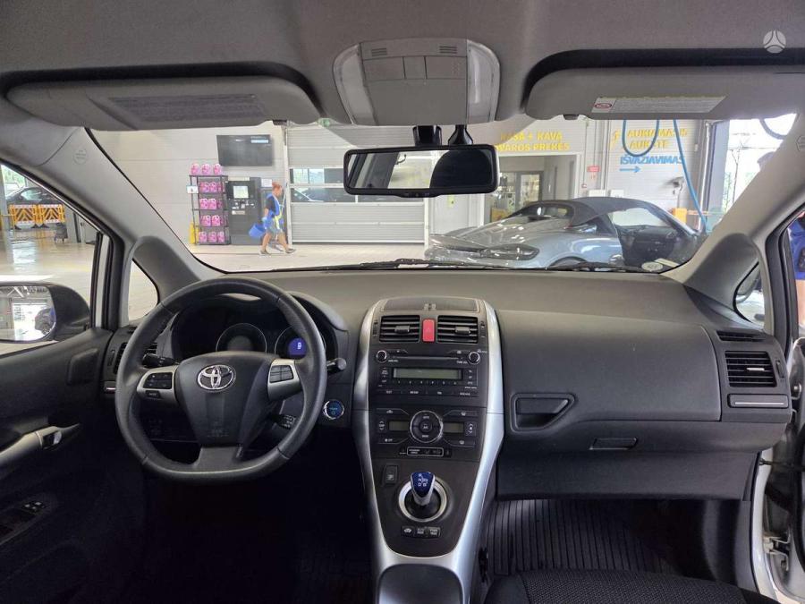 Grey Toyota Auris 2011 in Vilnius, with an engine capacity of 1.80 L and mileage of 190 thousand km for 6500 €, photo 41 on AUTOMOTO.COM.LV