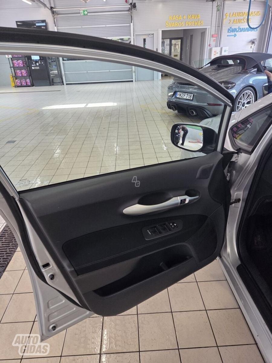 Pelēks Toyota Auris 2011 Ukmergė, ar dzinēja tilpumu 1.80 L un nobraukumu 190 tūkst. km par 6500 €, foto 12 vietnē AUTOMOTO.COM.LV