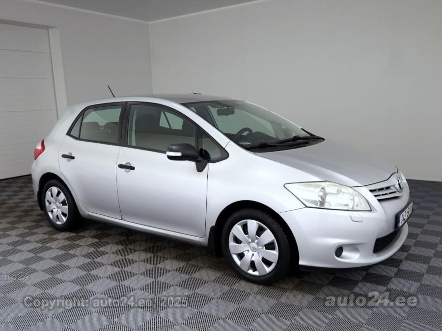Grey Toyota Auris 2012 in Tallinn, with an engine capacity of 1.60 L and mileage of 279 thousand km for 2799 €, photo 1 on AUTOMOTO.COM.LV