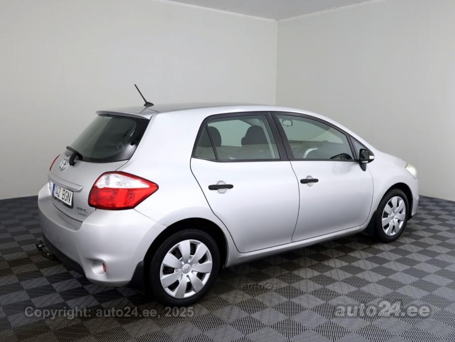 Grey Toyota Auris 2012 in Tallinn, with an engine capacity of 1.60 L and mileage of 279 thousand km for 2799 €, photo 3 on AUTOMOTO.COM.LV