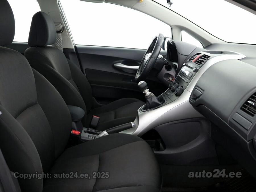 Grey Toyota Auris 2012 in Tallinn, with an engine capacity of 1.60 L and mileage of 279 thousand km for 2799 €, photo 6 on AUTOMOTO.COM.LV