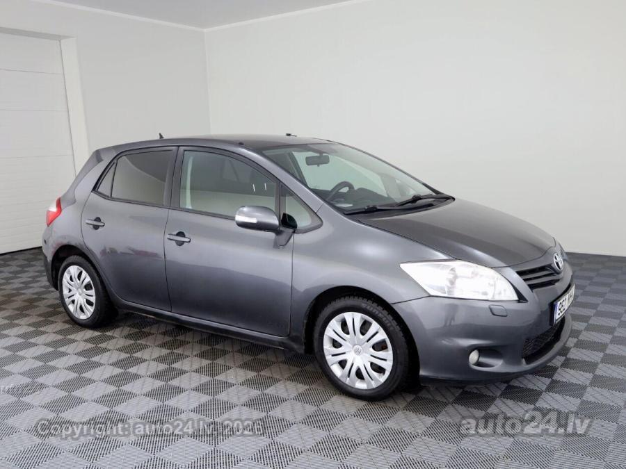 Pelēks Toyota Auris 2012 Tallina, ar dzinēja tilpumu 1.60 L un nobraukumu 379 tūkst. km par 2599 €, foto 1 vietnē AUTOMOTO.COM.LV
