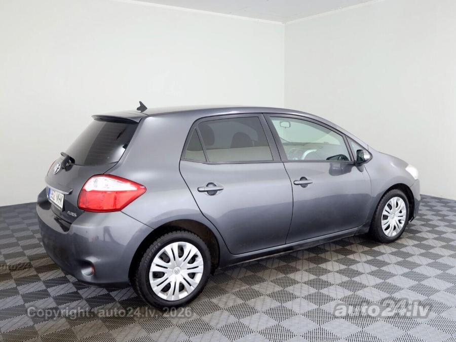 Grey Toyota Auris 2012 in Tallinn, with an engine capacity of 1.60 L and mileage of 379 thousand km for 2599 €, photo 3 on AUTOMOTO.COM.LV