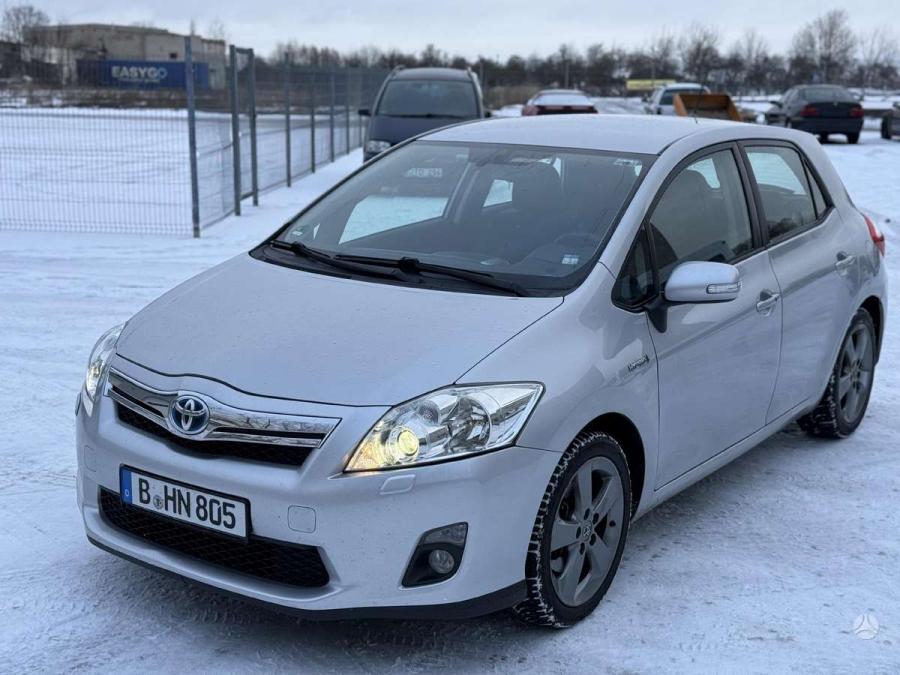 Grey Toyota Auris 2012 in Marijampole, with an engine capacity of 1.80 L and mileage of 280 thousand km for 5200 €, photo 1 on AUTOMOTO.COM.LV