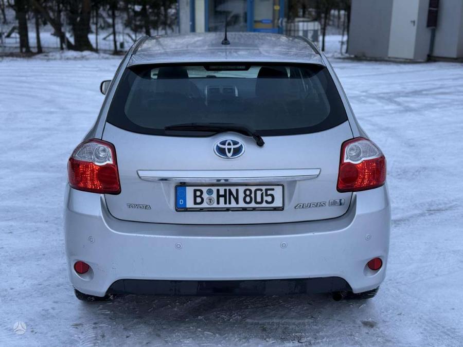 Grey Toyota Auris 2012 in Marijampole, with an engine capacity of 1.80 L and mileage of 280 thousand km for 5200 €, photo 4 on AUTOMOTO.COM.LV