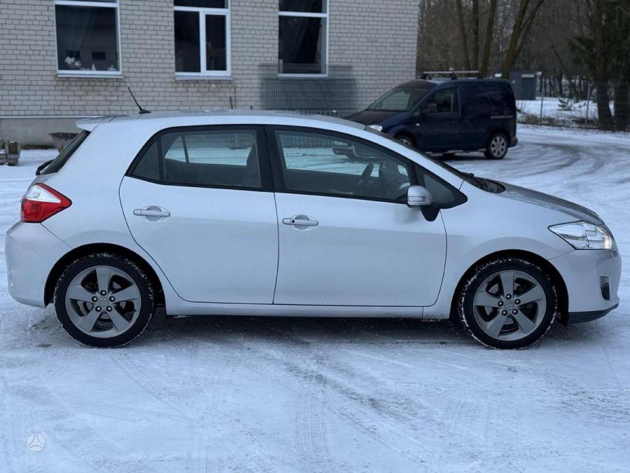 Grey Toyota Auris 2012 in Marijampole, with an engine capacity of 1.80 L and mileage of 280 thousand km for 5200 €, photo 6 on AUTOMOTO.COM.LV