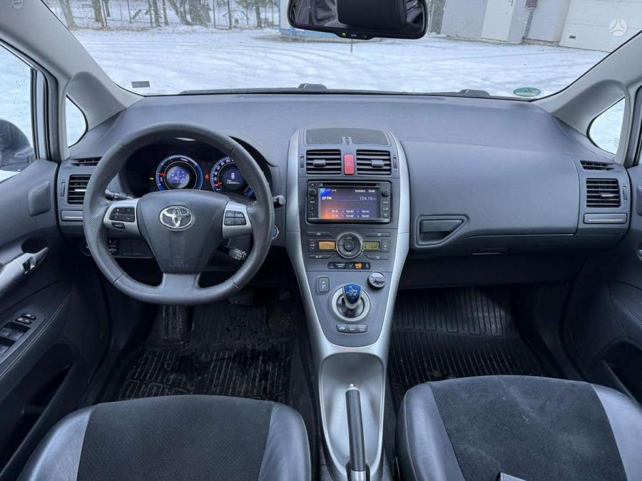 Grey Toyota Auris 2012 in Marijampole, with an engine capacity of 1.80 L and mileage of 280 thousand km for 5200 €, photo 15 on AUTOMOTO.COM.LV