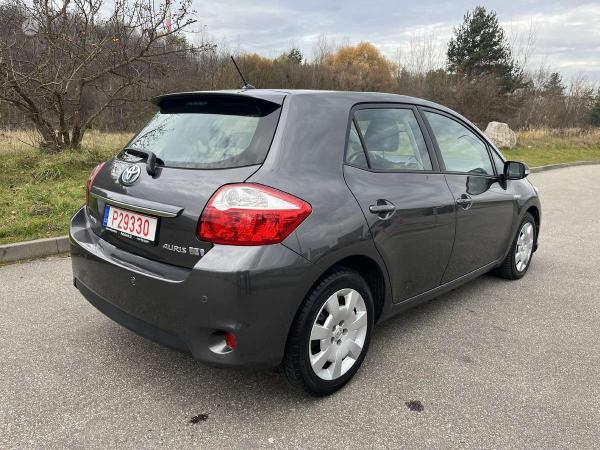 Grey Toyota Auris 2012 in Vilnius, with an engine capacity of 1.80 L and mileage of 228 thousand km for 5200 €, photo 3 on AUTOMOTO.COM.LV