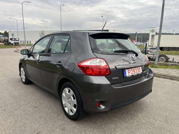 Grey Toyota Auris 2012 in Vilnius, with an engine capacity of 1.80 L and mileage of 228 thousand km for 5200 €, photo 4 on AUTOMOTO.COM.LV