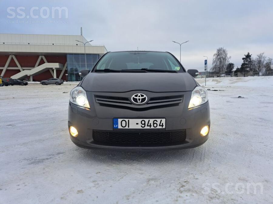 Pelēks Toyota Auris 2012 Rēzekne, ar dzinēja tilpumu 2.00 L un nobraukumu 130 tūkst. km par 4150 €, foto 3 vietnē AUTOMOTO.COM.LV