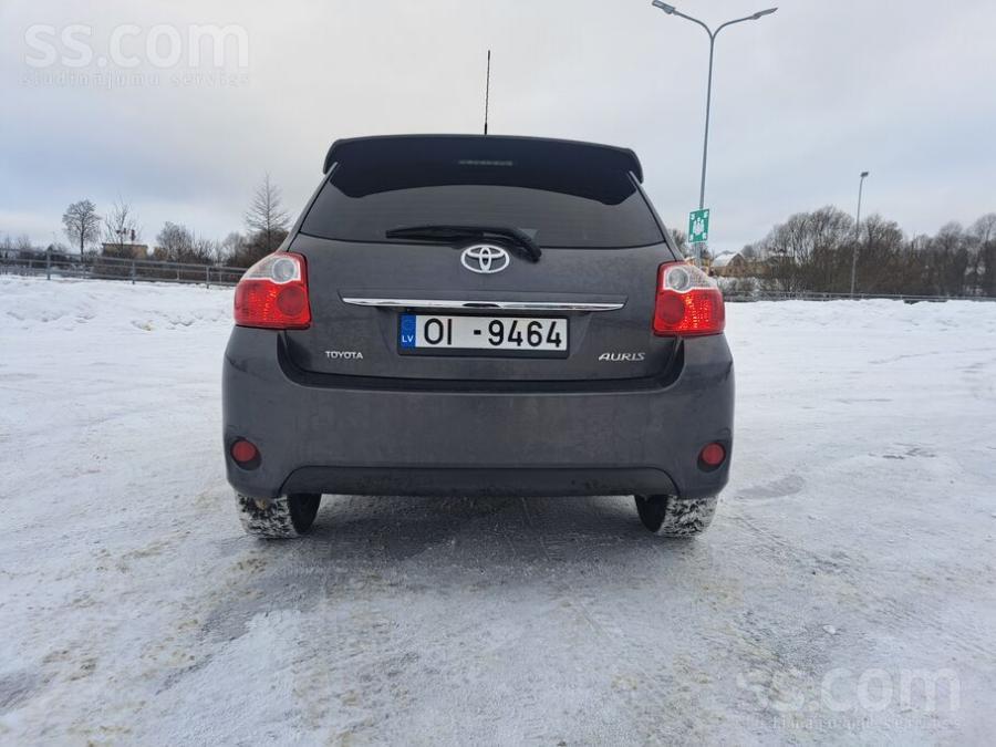 Pelēks Toyota Auris 2012 Rēzekne, ar dzinēja tilpumu 2.00 L un nobraukumu 130 tūkst. km par 4150 €, foto 4 vietnē AUTOMOTO.COM.LV
