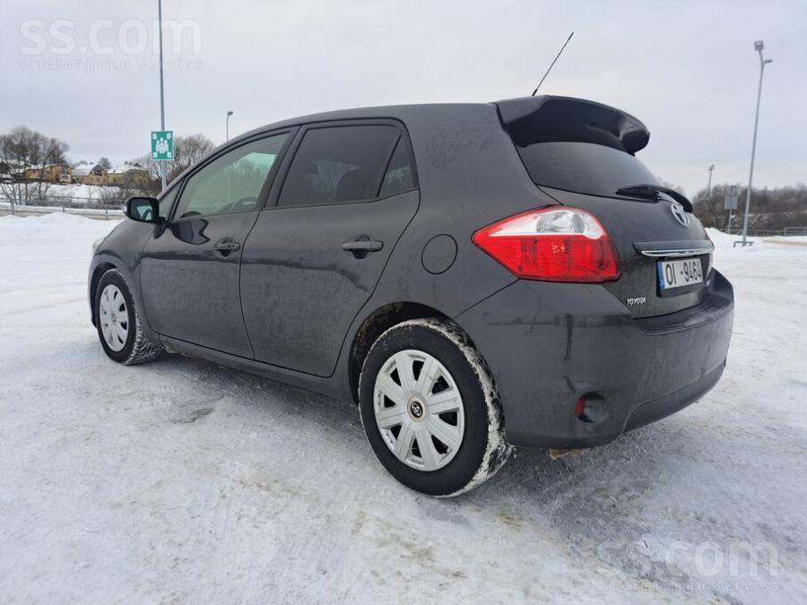 Pelēks Toyota Auris 2012 Rēzekne, ar dzinēja tilpumu 2.00 L un nobraukumu 130 tūkst. km par 4150 €, foto 5 vietnē AUTOMOTO.COM.LV