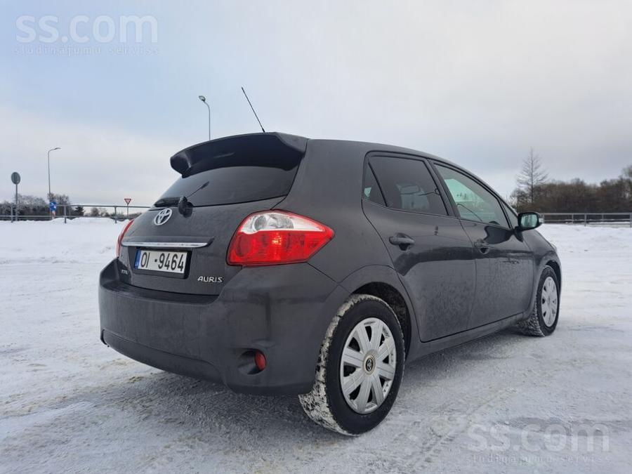 Pelēks Toyota Auris 2012 Rēzekne, ar dzinēja tilpumu 2.00 L un nobraukumu 130 tūkst. km par 4150 €, foto 6 vietnē AUTOMOTO.COM.LV