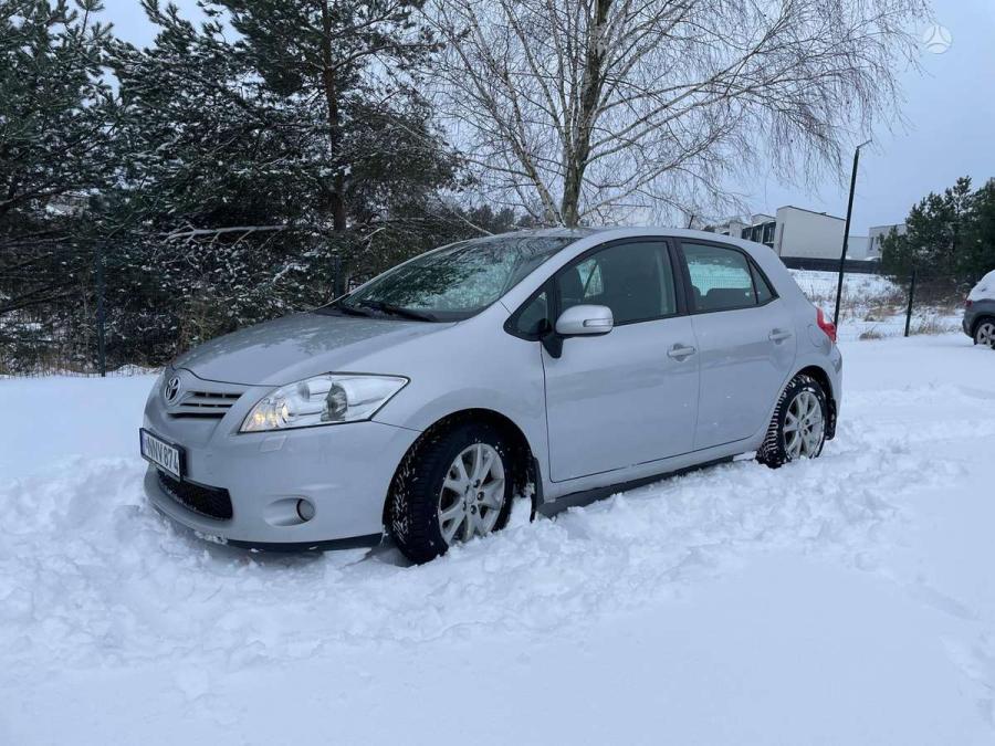 Pelēks Toyota Auris 2012 Viļņa, ar dzinēja tilpumu 1.60 L un nobraukumu 214 tūkst. km par 5600 €, foto 1 vietnē AUTOMOTO.COM.LV