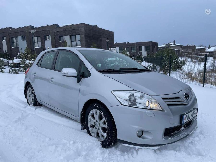 Pelēks Toyota Auris 2012 Viļņa, ar dzinēja tilpumu 1.60 L un nobraukumu 214 tūkst. km par 5600 €, foto 3 vietnē AUTOMOTO.COM.LV