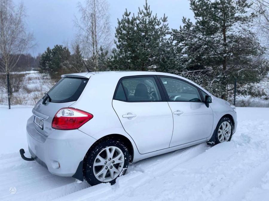 Pelēks Toyota Auris 2012 Viļņa, ar dzinēja tilpumu 1.60 L un nobraukumu 214 tūkst. km par 5600 €, foto 4 vietnē AUTOMOTO.COM.LV