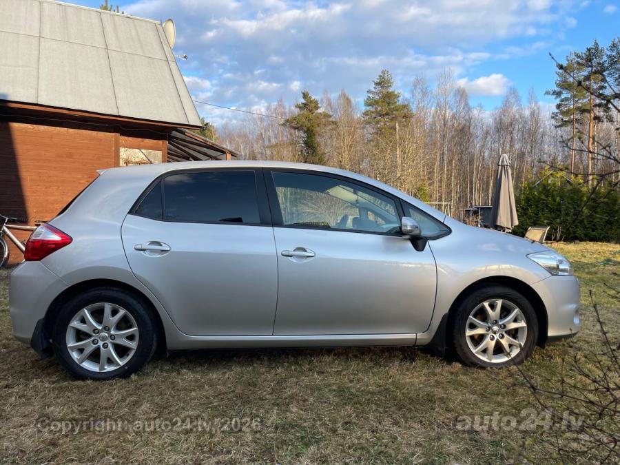 Pelēks Toyota Auris 2012 Tallina, ar dzinēja tilpumu 1.60 L un nobraukumu 139 tūkst. km par 5300 €, foto 5 vietnē AUTOMOTO.COM.LV