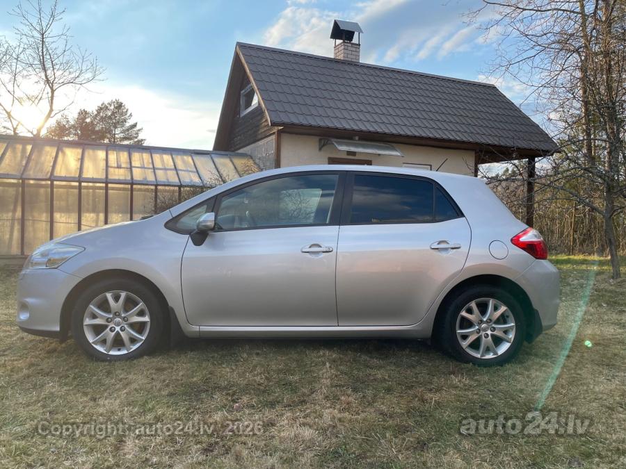 Pelēks Toyota Auris 2012 Tallina, ar dzinēja tilpumu 1.60 L un nobraukumu 139 tūkst. km par 5300 €, foto 13 vietnē AUTOMOTO.COM.LV