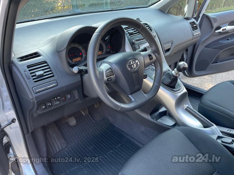 Pelēks Toyota Auris 2012 Tallina, ar dzinēja tilpumu 1.60 L un nobraukumu 139 tūkst. km par 5300 €, foto 21 vietnē AUTOMOTO.COM.LV