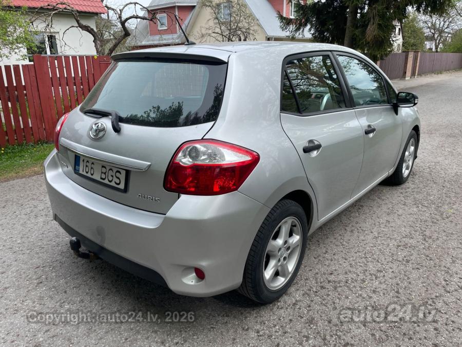 Pelēks Toyota Auris 2012 Tallina, ar dzinēja tilpumu 1.60 L un nobraukumu 197 tūkst. km par 4100 €, foto 5 vietnē AUTOMOTO.COM.LV