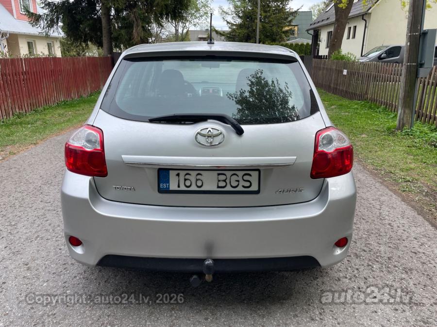 Pelēks Toyota Auris 2012 Tallina, ar dzinēja tilpumu 1.60 L un nobraukumu 197 tūkst. km par 4100 €, foto 6 vietnē AUTOMOTO.COM.LV