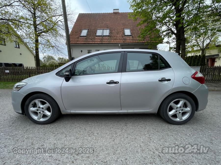 Pelēks Toyota Auris 2012 Tallina, ar dzinēja tilpumu 1.60 L un nobraukumu 197 tūkst. km par 4100 €, foto 9 vietnē AUTOMOTO.COM.LV