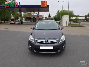 Grey Toyota Auris 2012 in Ukmerge, with an engine capacity of 1.80 L and mileage of 180 thousand km for 6450 €, photo 3 on AUTOMOTO.COM.LV