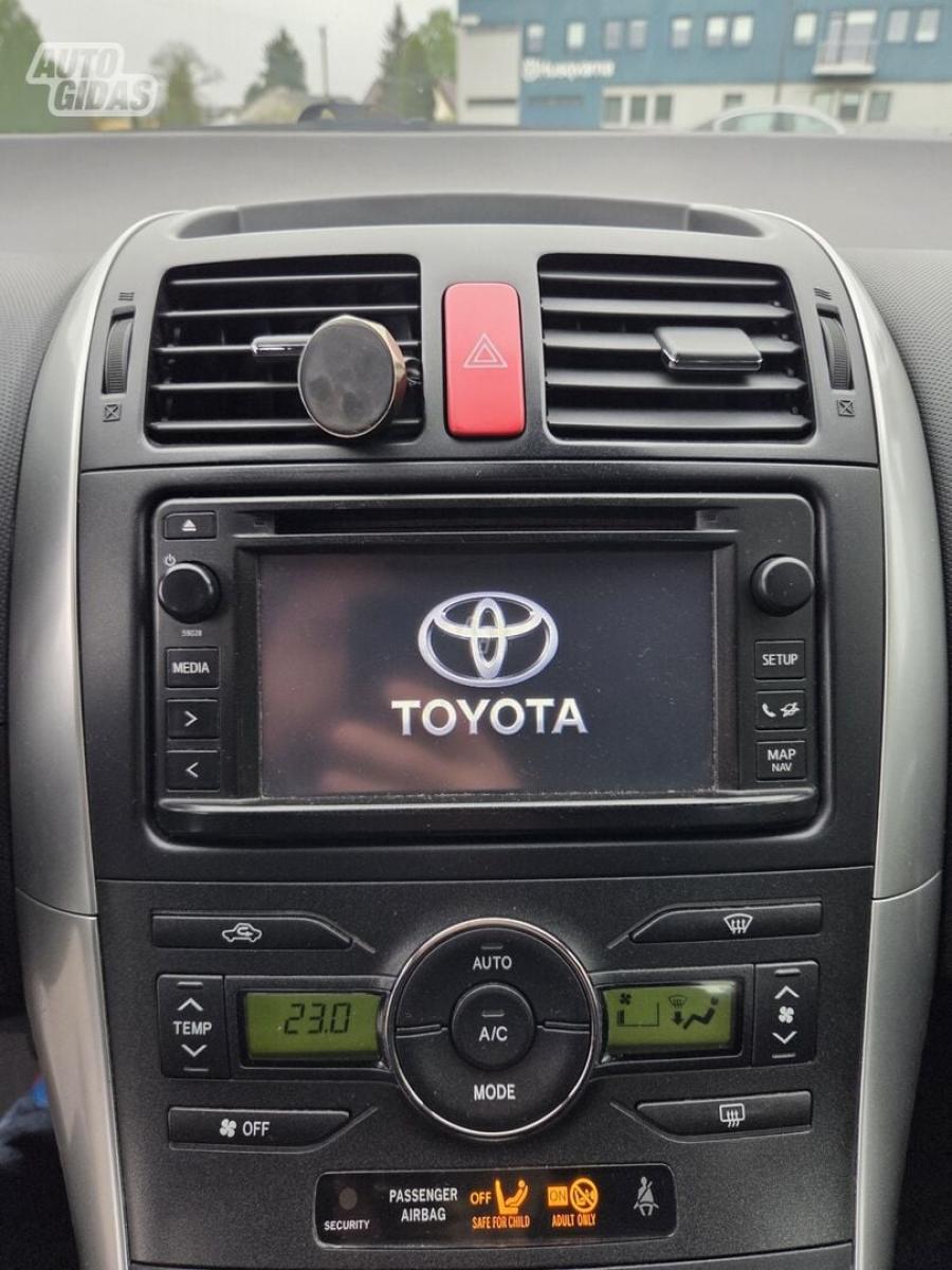 Grey Toyota Auris 2012 in Ukmerge, with an engine capacity of 1.80 L and mileage of 180 thousand km for 6450 €, photo 11 on AUTOMOTO.COM.LV