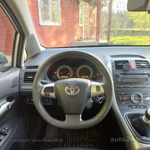 Pelēks Toyota Auris 2012 Tallina, ar dzinēja tilpumu 1.60 L un nobraukumu 204 tūkst. km par 4499 €, foto 10 vietnē AUTOMOTO.COM.LV