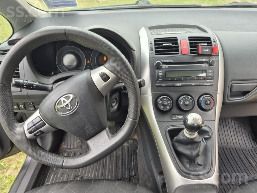 Pelēks Toyota Auris 2012 Rīga, ar dzinēja tilpumu 1.60 L un nobraukumu 0 tūkst. km par 3000 €, foto 4 vietnē AUTOMOTO.COM.LV