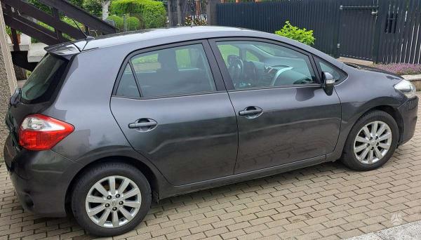 Pelēks Toyota Auris 2012 Klaipėda, ar dzinēja tilpumu 1.60 L un nobraukumu 150 tūkst. km par 6500 €, foto 2 vietnē AUTOMOTO.COM.LV