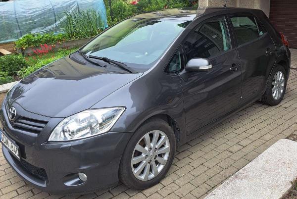 Pelēks Toyota Auris 2012 Klaipėda, ar dzinēja tilpumu 1.60 L un nobraukumu 150 tūkst. km par 6500 €, foto 3 vietnē AUTOMOTO.COM.LV