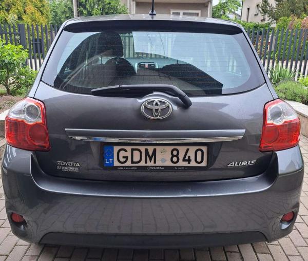 Pelēks Toyota Auris 2012 Klaipėda, ar dzinēja tilpumu 1.60 L un nobraukumu 150 tūkst. km par 6500 €, foto 4 vietnē AUTOMOTO.COM.LV